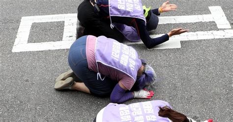 삼보일배 하는 이태원 참사 유가족