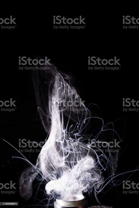 Vape 나선형의 스플래시 Glicerine 눈에 보이는 트레이 서를 사용 하는 두 가지 색상의 녹색 및 적색 구름 Vape 문화 및 금연 0명에 대한 스톡 사진 및 기타