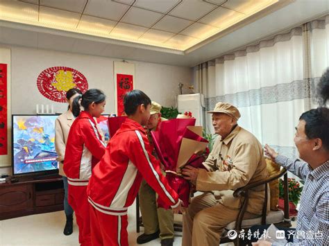 94岁抗美援朝老兵跨越两千余公里来烟台再见老班长高万功何伯红领巾