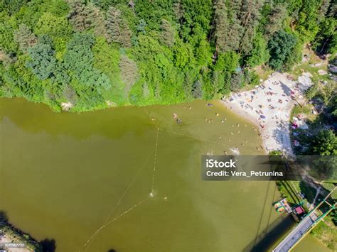 사람들이 일광욕 수영 호수 근처의 모래 해변에서 휴식 공중 보기 바로 위에 대한 스톡 사진 및 기타 이미지 바로 위 사람들