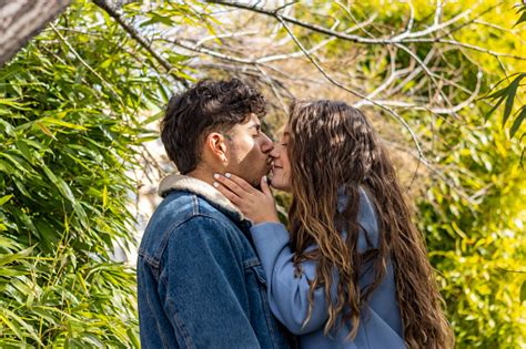 自然の中でキスをする異人種間のカップルの横顔図 カップルのストックフォトや画像を多数ご用意 カップル 恋に落ちる 見つめる