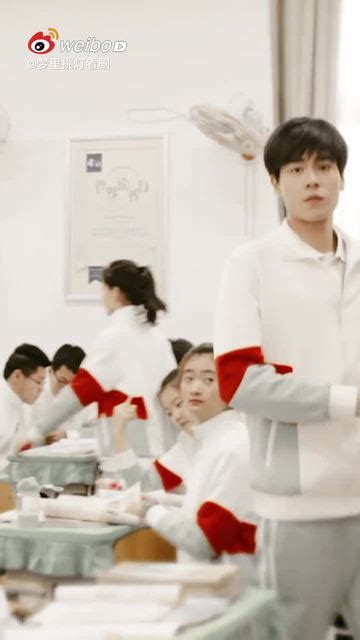 胡一天 穿上校服也这么好看，这么青春！少年感满满的！ 娱乐视频 搜狐视频