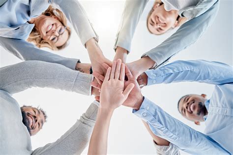협업 성공 직원 사명 및 비즈니스 연대를 위해 함께 손을 잡고 지원하고 팀워크를 수행합니다 행복한 직원 그룹이 아래 모형에서
