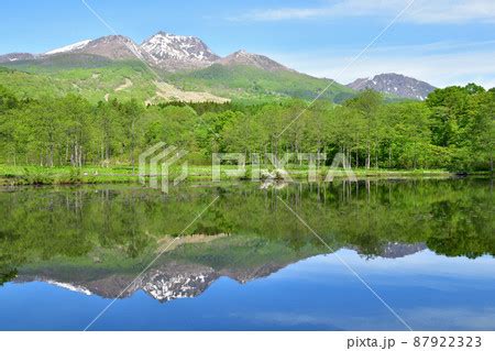 新緑のいもり池に映った妙高山のリフレクションの写真素材 87922323 PIXTA