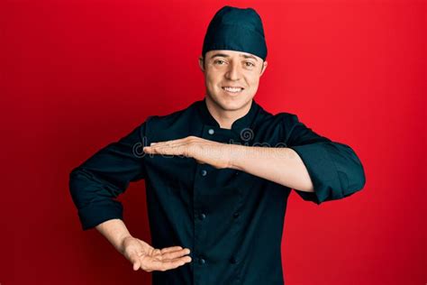 Beau Jeune Homme Portant Luniforme De Cuisinier Professionnel Et