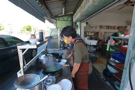 吃。台南美食｜永康區。「肉燥河食堂」隱身在永康國中斜對面人氣肉燥飯美食，不只肉燥飯好吃牛肉料理也很棒美食walkerland窩客島