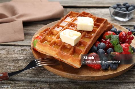 나무 테이블에 꿀 열매 및 버터를 곁들인 맛있는 벨기에 와플 접시 클로즈업 0명에 대한 스톡 사진 및 기타 이미지 0명 건강한 식생활 과일 Istock
