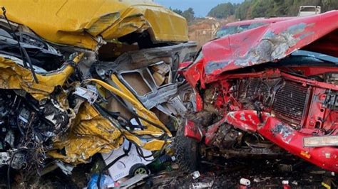 Choque en carretera de Michoacán deja 2 muertos y 19 lesionados ABC