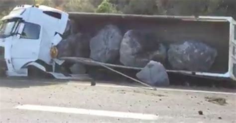 Un Poids Lourd Perd Son Chargement De Galetset Prend Feu