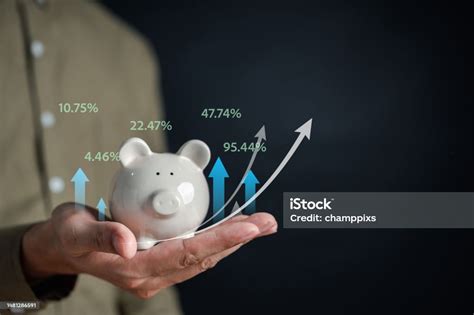 돼지 저금통 목표 달성 차트 그래프와 화살표로 돈을 저축하는 사업가 펀드 및 주식 투자 이익 자산 부 수익성 보험 가입 및 은퇴