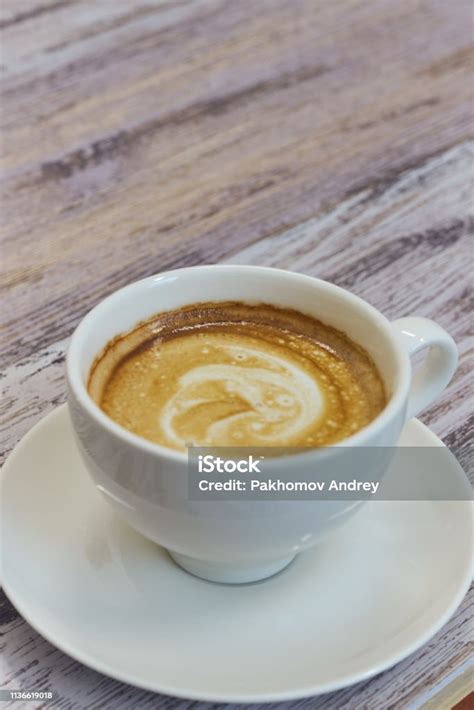 나무 테이블 클로즈업에 화이트 컵 커피 우유와 블랙 커피 향기로운 음료와 나무 테이블입니다 수직 보기 복사 공간 0명에 대한 스톡 사진 및 기타 이미지 Istock