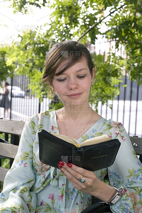 女孩在户外拿着圣经