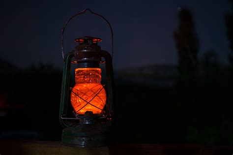 호 러 할로윈 개념입니다 밤에 숲에서 오래 된 기름 램프를 레코딩 악몽 장면의 밤 풍경입니다 공포 무서움에 대한 스톡 사진 및