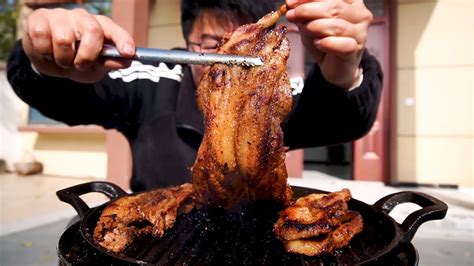 今天整点烤肉吃，大块五花肉烤的滋滋冒油，生菜卷着吃太过瘾了！【徐大sao】 Youtube