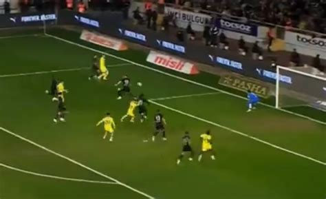 Edin Džeko asistirao Fenerbahce se pobjedom vratio na prvo mjesto Reprezentacija ba