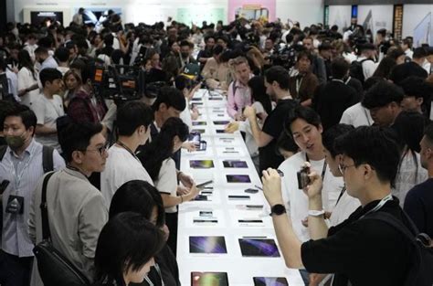 Samsung Unveils Two New Foldable Smartphones In A Bet On Devices With