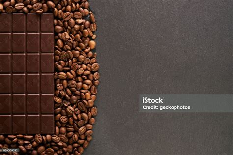 어두운 돌 배경에 복사 공간에 Arabica 커피 콩 다크 초콜릿 바 위에서 보기 갈색에 대한 스톡 사진 및 기타 이미지