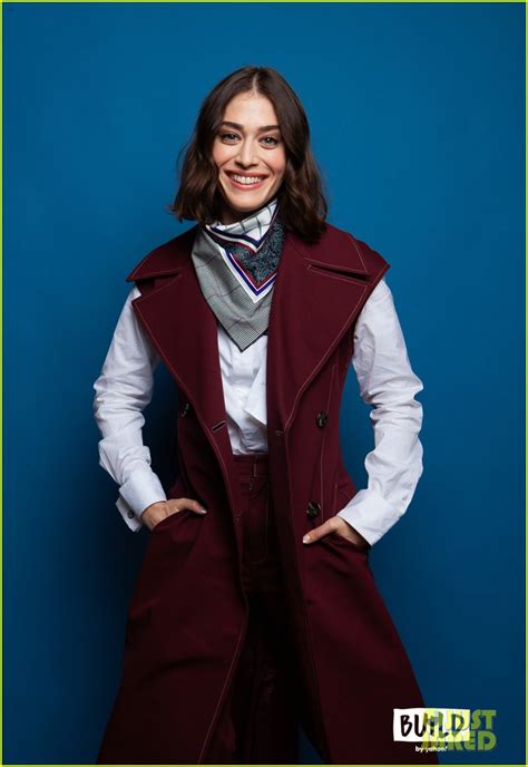 Lizzy Caplan Says Janis Ian Was The Villain In Mean Girls Photo