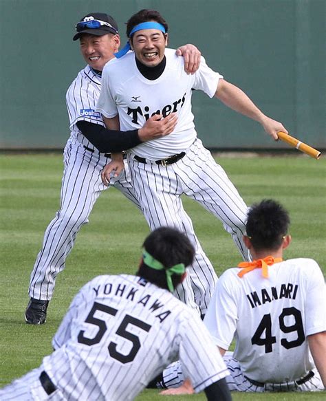 16年2月4日、キャンプの練習メニューに盛り込んだリレーで、激走する高宮（右）の邪魔をして、レースを盛り上げる金本監督 ― スポニチ