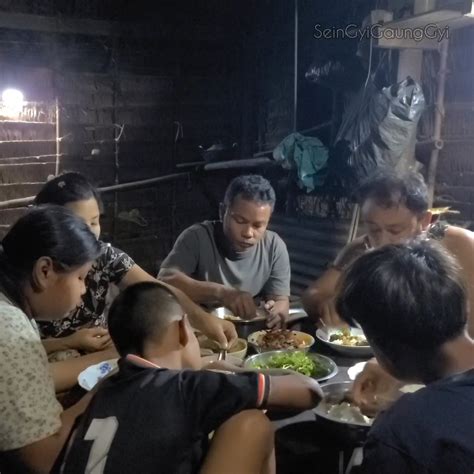 ဟင်းစားရလာတဲ့ပုစွန်ထုက်ဆီပြန်ဟင်းနဲ့ ပဲပင်ပေါက်တို့စရာ တွေနဲ့ထမင