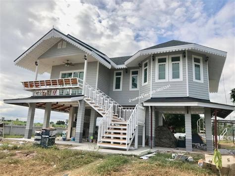 Desain Rumah Bertiang Tinggi Kylie Jones