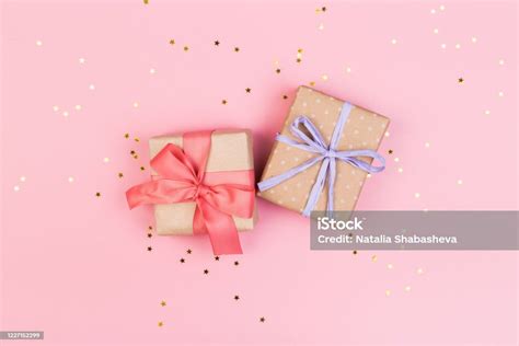 선물 또는 선물 상자와 별 색종이 위에서 분홍색 테이블에 생일 어머니의 날 또는 결혼식을위한 평면 구성 개념에 대한 스톡 사진