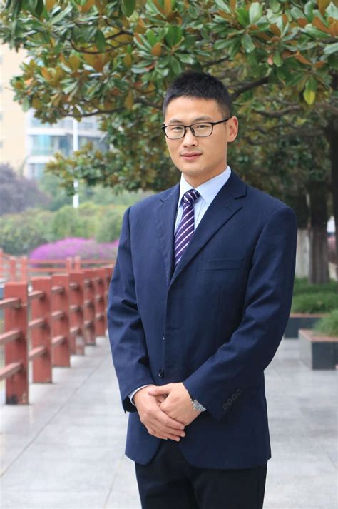 张伟平 四川省广元外国语学校