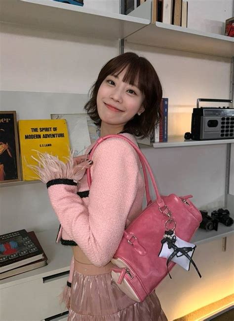 패션엔 카라 허영지 복근 드러난 핑크 요정 트위드 재킷과 러플 미니 핑크룩