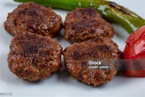 터키 음식이 호스텔 또는 Kofta 쌀 Pilav와 미트볼의 스택 고기에 대한 스톡 사진 및 기타 이미지 고기 굽기 그릇