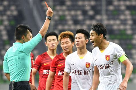 国安签旧将，球迷不买账！曾飞铲李磊惹众怒，被戏称为“张小泉”张呈栋河北1