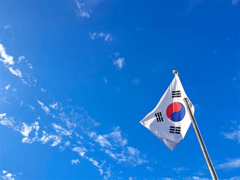 유토이미지 파란하늘에 날리는 태극기