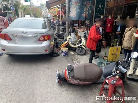 快訊／駕駛撿手機！自小客衝路邊撞2人 男「翻滾一圈」畫面曝 Ettoday社會新聞 Ettoday新聞雲