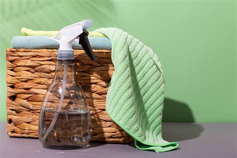 청소를위한 마이크로 화이버 천과 깨끗한 물이있는 스프레이 병 녹색 배경에 가정용 화학 물질없이 환경 친화적 인 청소를위한 도구 0명에 대한 스톡 사진 및 기타 이미지