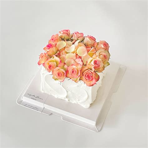 밀테플레르 보정동꽃집 죽전꽃집 단국대꽃집 용인부케 용인생화케이크 밀테플레르생화케이크 이번에도 브라이덜 샤워를 위해 찾아주신 눈꽃 생화케이크입니다💍 케이크에 올린