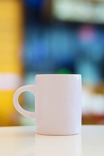 흰색 테이블 배경 및 Copyspace 빈 낯 짝입니다 컵 또는 세라믹 디자인에 대 한 처리 합니다 텍스트 이미지 또는 로고를 넣을 수 있습니다 0명에 대한 스톡 사진 및