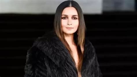 Alia Bhatt Serves High Drama In Bold Gucci Look From Demnas Debut