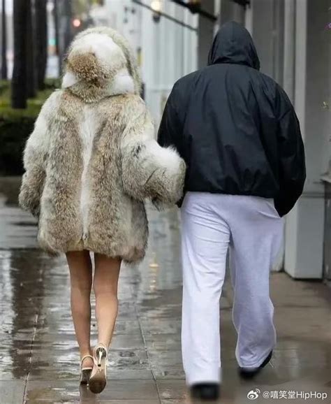 侃爷kanye Wes和妻子bianca的穿搭什么水平？侃爷妻子皮草新浪新闻
