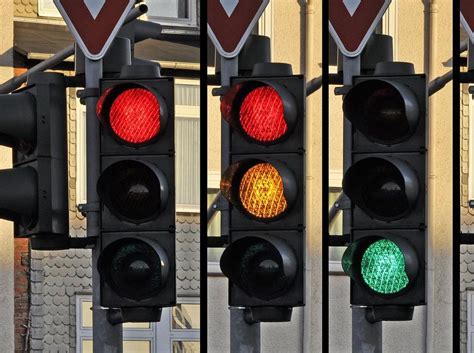 Berita Dan Informasi Alasan Lampu Lalu Lintas Merah Kuning Hijau