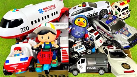 救急車パトカーのミニカーと飛行機をチェックして坂道を緊急走行11 Ambulance Police Car Minicars And