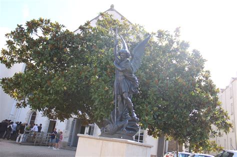 Les Sables d Olonne déboulonnée la statue de Saint Michel sera installée quelques mètres plus