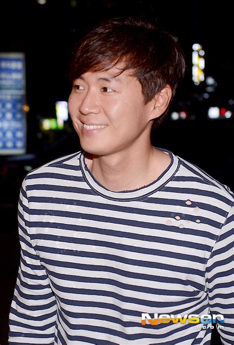 포토엔 연정훈 ‘구멍난 티셔츠 패션 눈길~금뚝딱 종방연 손에 잡히는 뉴스 눈에 보이는 뉴스 뉴스엔