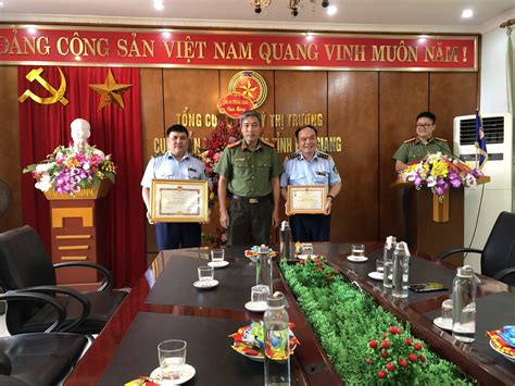 Công chức Cục QLTT tỉnh Bắc Giang được tặng Kỷ niệm chương và khen thưởng về “Bảo vệ an ninh Tổ ...