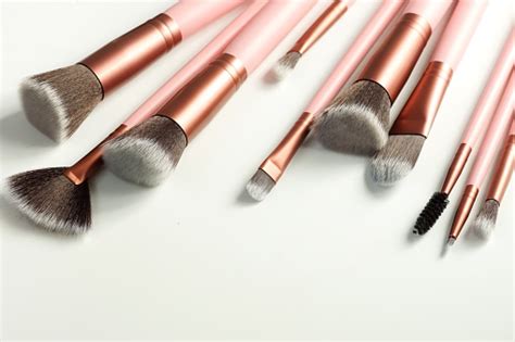 메이크업 브러쉬는 흰색 배경에 분홍색 색상을 클로즈업합니다 맨 위 보기입니다 복사 공간을 복사합니다 뷰티 배경 0명에 대한 스톡 사진 및 기타 이미지 Istock