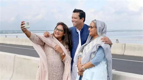 পদ্মা সেতু ফটো বিতর্ক প্রধানমন্ত্রীর পরিবারসহ ছবি নিয়ে সমালোচনা