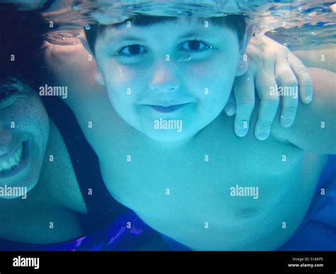 Une Mère Qui Samuse Avec Son Fils Banque De Photographies Et Dimages