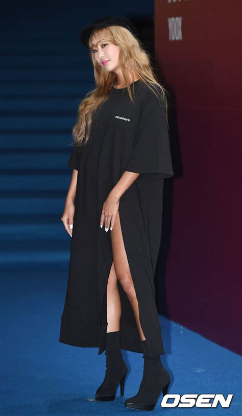 [사진]효린 시선 사로잡는 절개 의상