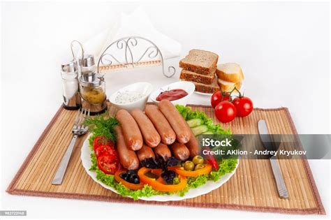 토마토 오이 채소와 소 하 세 삶은 지 검정 또는 흰색 빵 제공 완벽 한 추가 이다 매운 소스와 겨자 저녁 식사를 위해이 요리