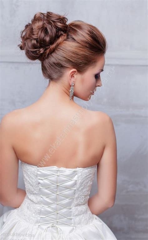 Весільна зачіска пучок з фатою