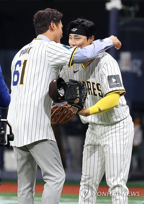 포옹하는 박찬호 김하성 연합뉴스