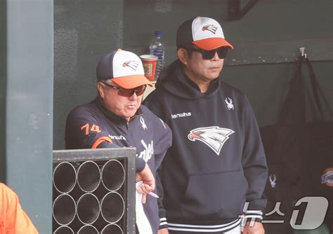 김경문 한화 감독 1번 타자 테스트 오키나와 캠프 때까지 계속